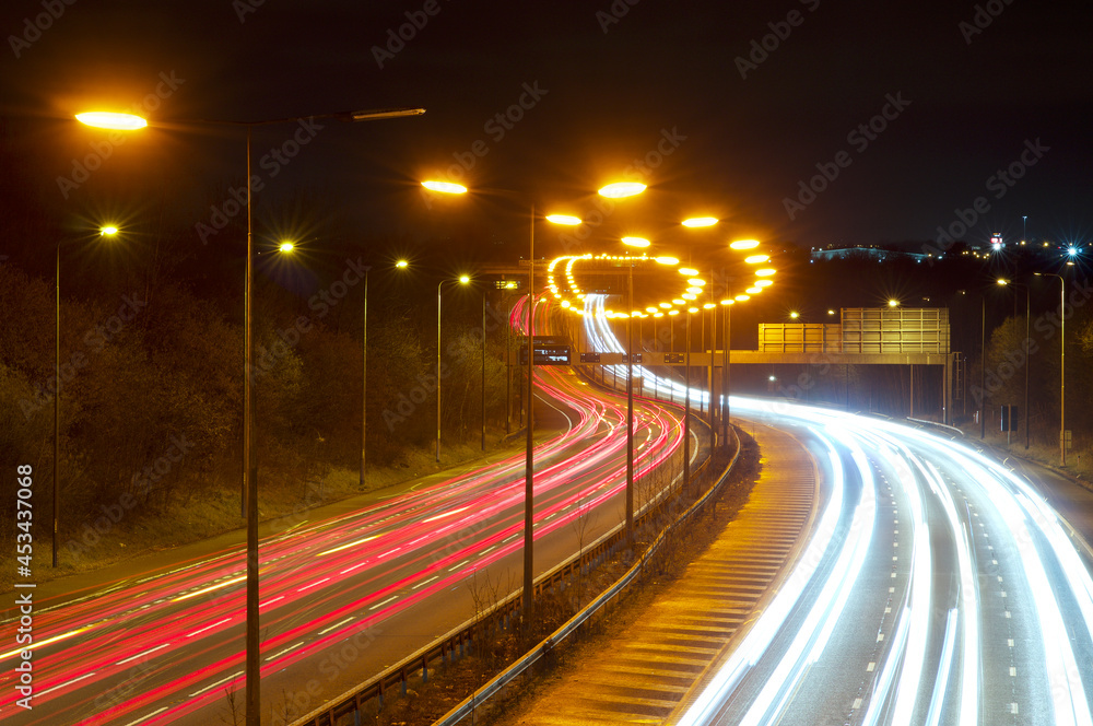 Foto de Motorway, freeway or highway at night with orange sodium street ...