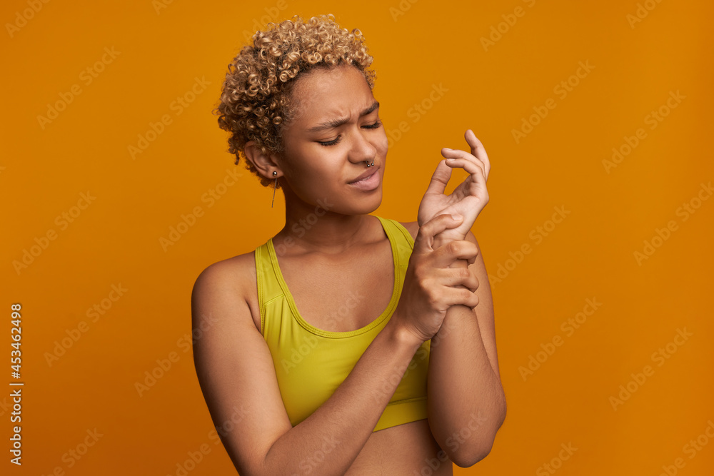 Sports trauma. Image of cute young dark-skinned girl in good shape ...