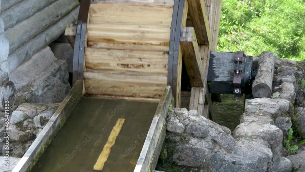Video „The wheel of an old water mill. A village water mill, the wheel ...
