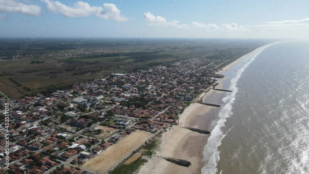 Visão aérea da praia no centro e região comercial. Cidade de Mucuri, no ...