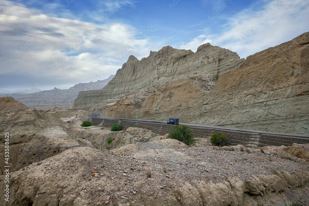 Foto de Makran Coastal Highway along Pakistan's Arabian Sea coast from ...