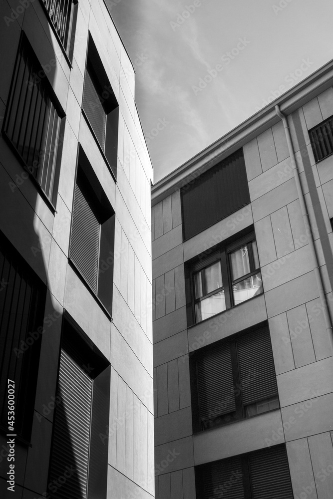 Arquitectura en blanco y negro. Edificio recto y con simetría ...