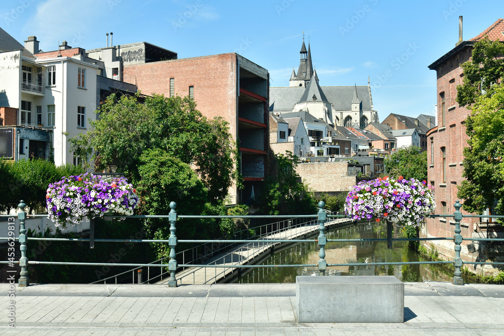 Foto de Promenade flottante aménagée le long de la Dyle au centre ...