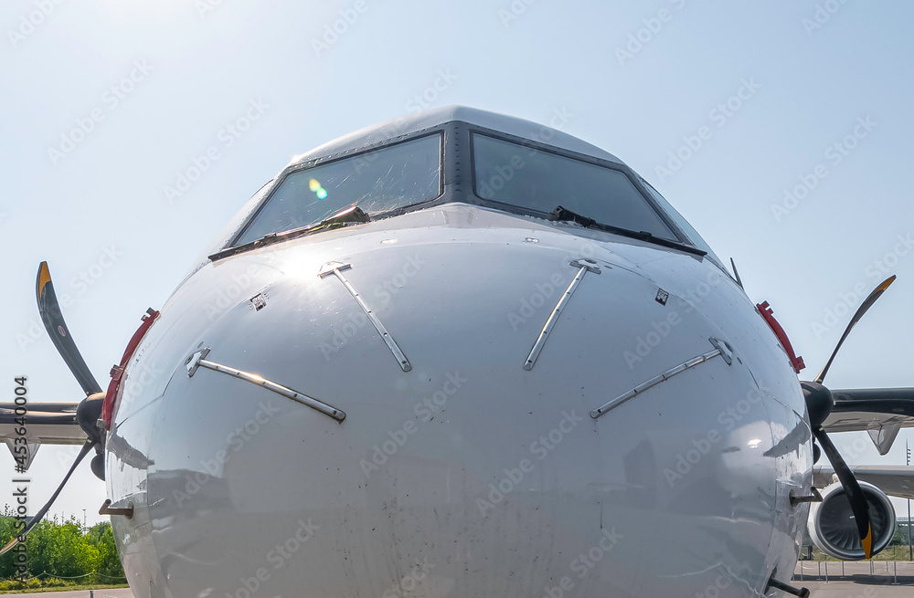 Cockpit d'un avion de ligne. Stock Photo | Adobe Stock