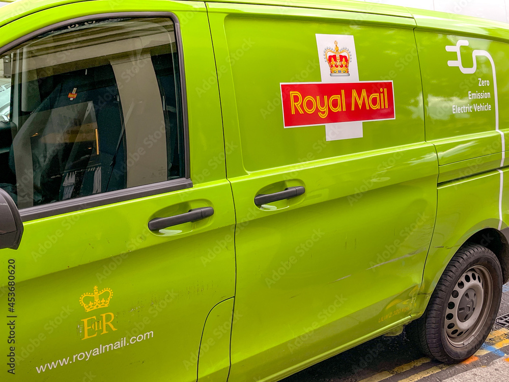 Foto de London, England - August 2021: Royal Mail delivery van fully ...