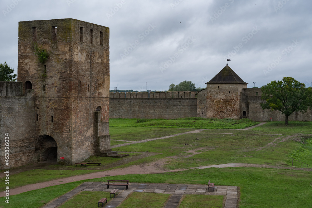 Foto de Nabatnaya tower anb Shirokaya tower of Ivangorod Fortress. The ...