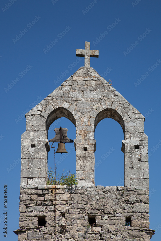 Clocher surmonté d'une croix dans la vieille église du village de Gras ...