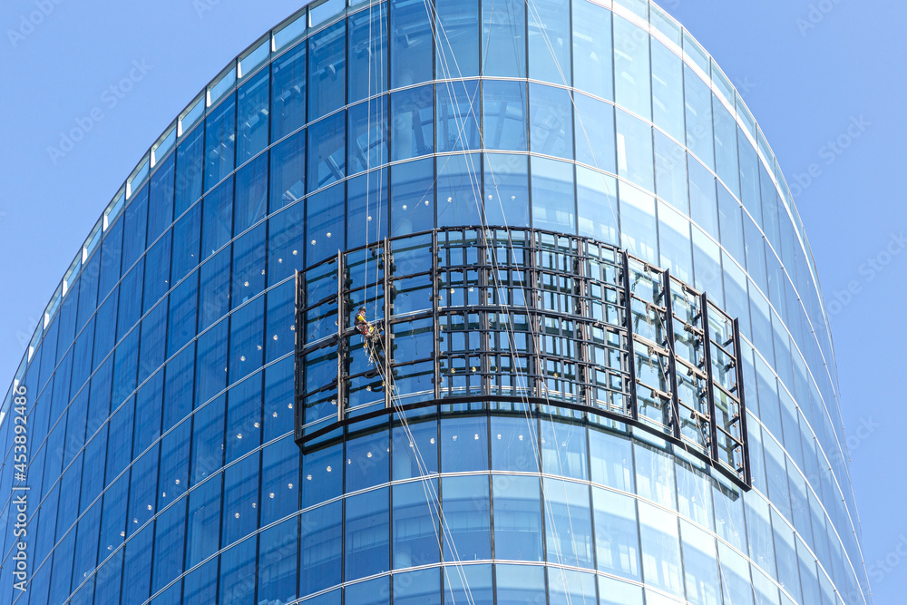 Foto de Installation of the facade structure on a high-rise office ...