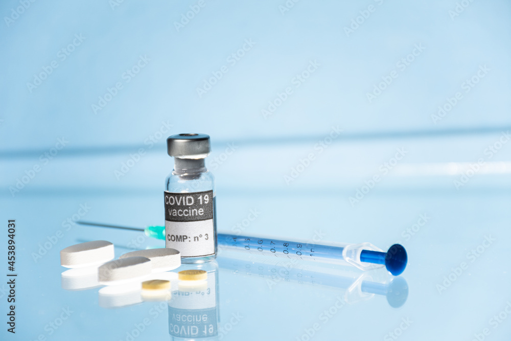Vial, frasco y jeringa con medicamento vacuna Covid-19 fondo azul claro ...
