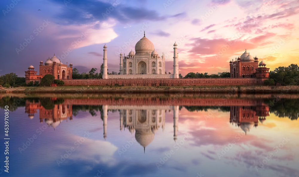 Foto de Taj Mahal sunset view from Mehtab Bagh on the banks of Yamuna ...