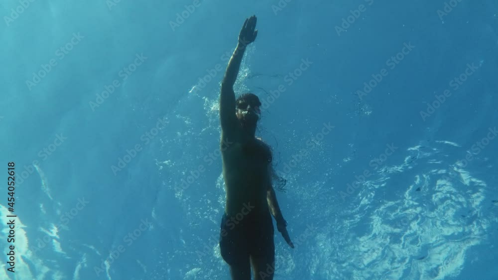 Persona nuota nel mare in stile libero visto da sott'acqua Stock Video ...