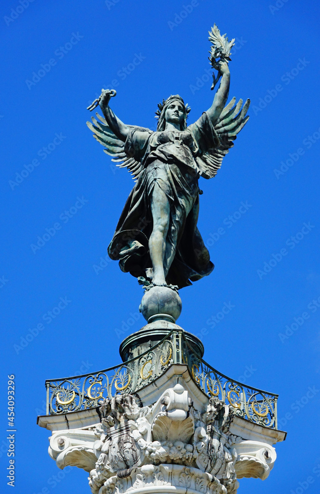Statue de la liberté dans le Monument aux Girondins, dans la place de ...