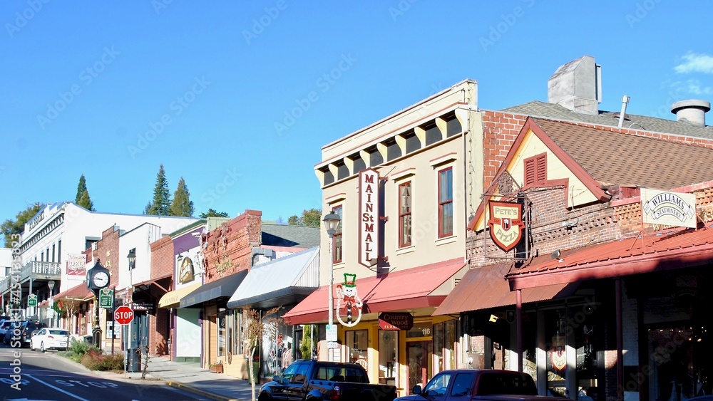 Foto de Grass Valley, California, USA: Main Street with Pete's Pizza ...