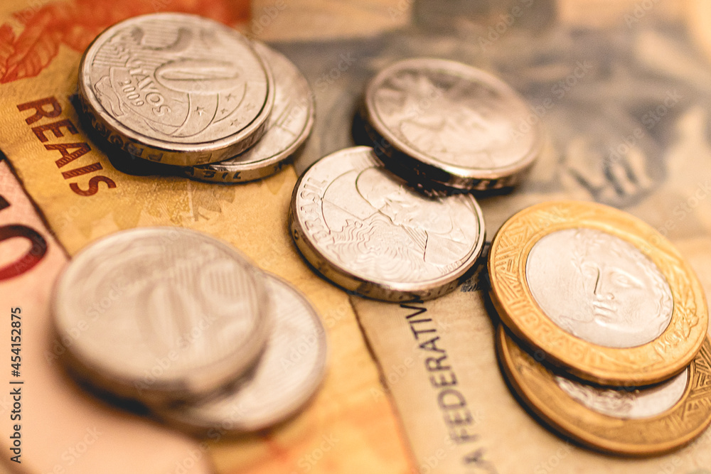 Real - BRL, moeda brasileira. Cédulas e moedas do Real brasileiro sobre ...