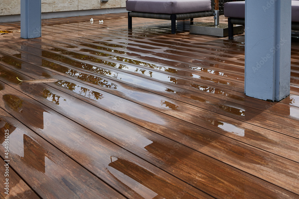 Foto de Water leaking and flooded on wood floor. Room floor will damage ...