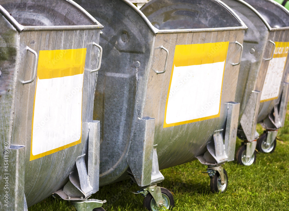 Foto de Trash metal containers, tanks. Sorting of garbage. waste ...