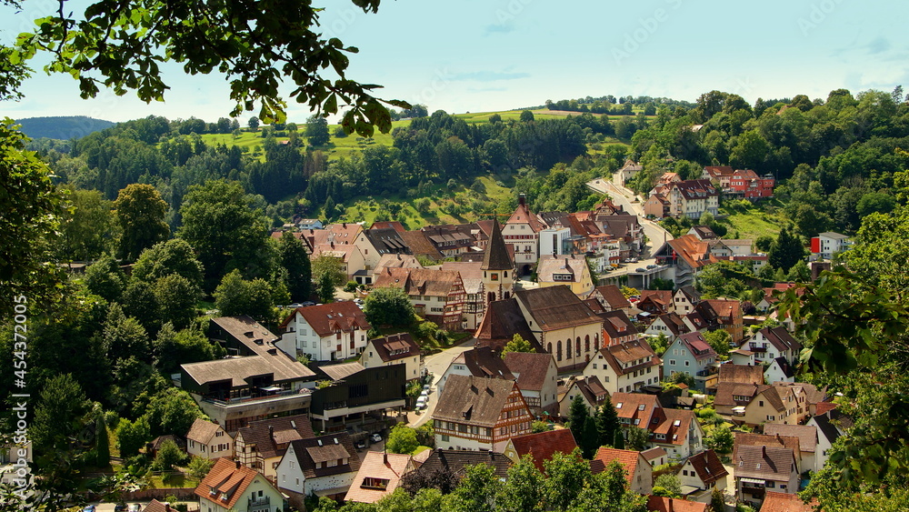 Nahe Ansicht der Stadt Wildberg von oben im Schwarzwald umgeben von ...