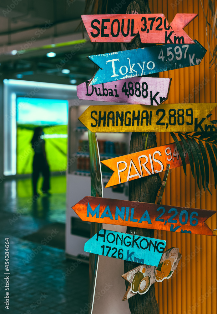 Foto de Tourist destination sign to cities as Seoul, Tokyo, Dubai ...