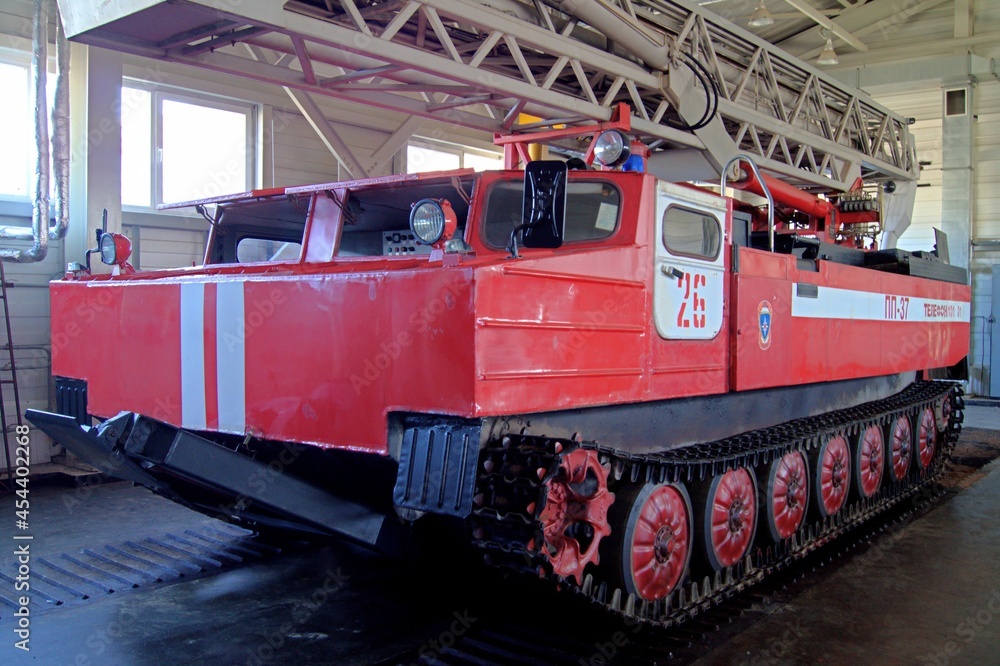 Fire truck for extinguishing a fire in a tank. Tracked vehicles for ...