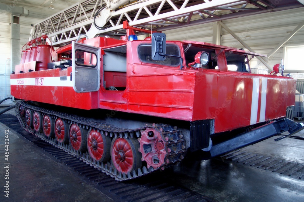 Fire crawler tractor for extinguishing tanks. Tracked vehicles for fire ...