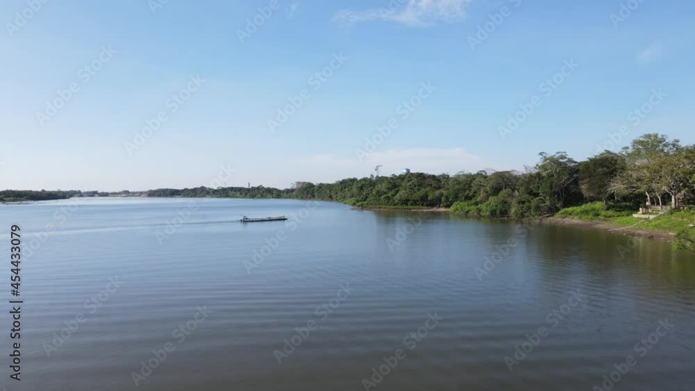 toma aerea del rio ucayali, con una vista panoramica sobrevolando un ...