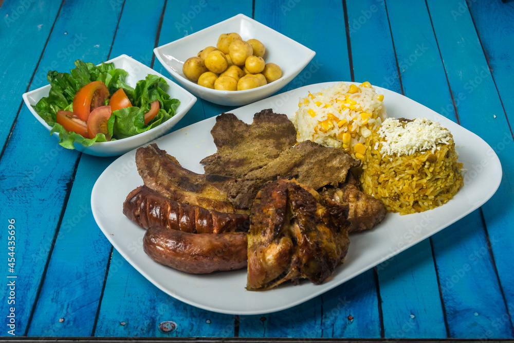 parrillada con carne pollo chuleta con arroz y menestra o moros de ...