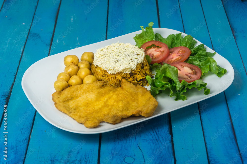 filete de pollo apanado o milanesa de pollo empanizada con arroz y ...