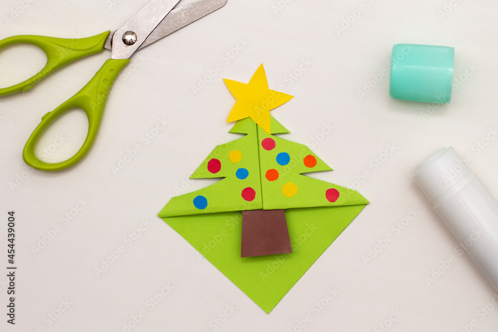 Step-by-step instructions for making Christmas Tree Corner Bookmarks ...