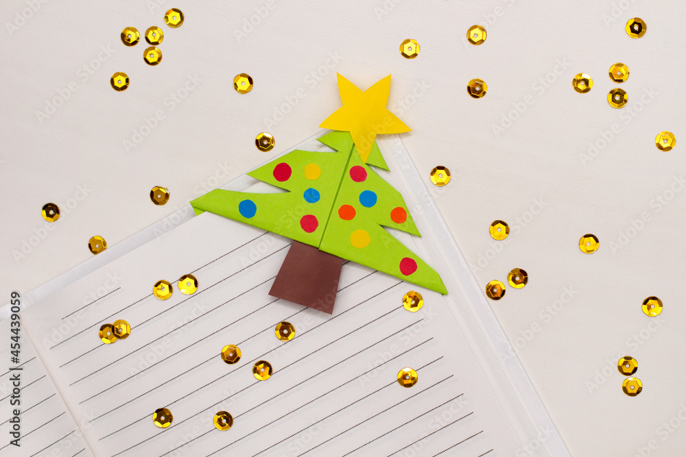 Step-by-step instructions for making Christmas Tree Corner Bookmarks ...