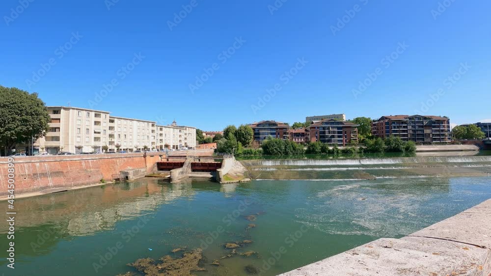 Toulouse - Pont du halage de Tounis (Plan fixe) Stock ビデオ | Adobe Stock