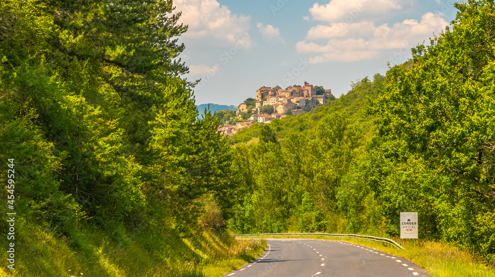 Vue du village de Cordes-Sur-Ciel, un des plus beaux villages de France ...