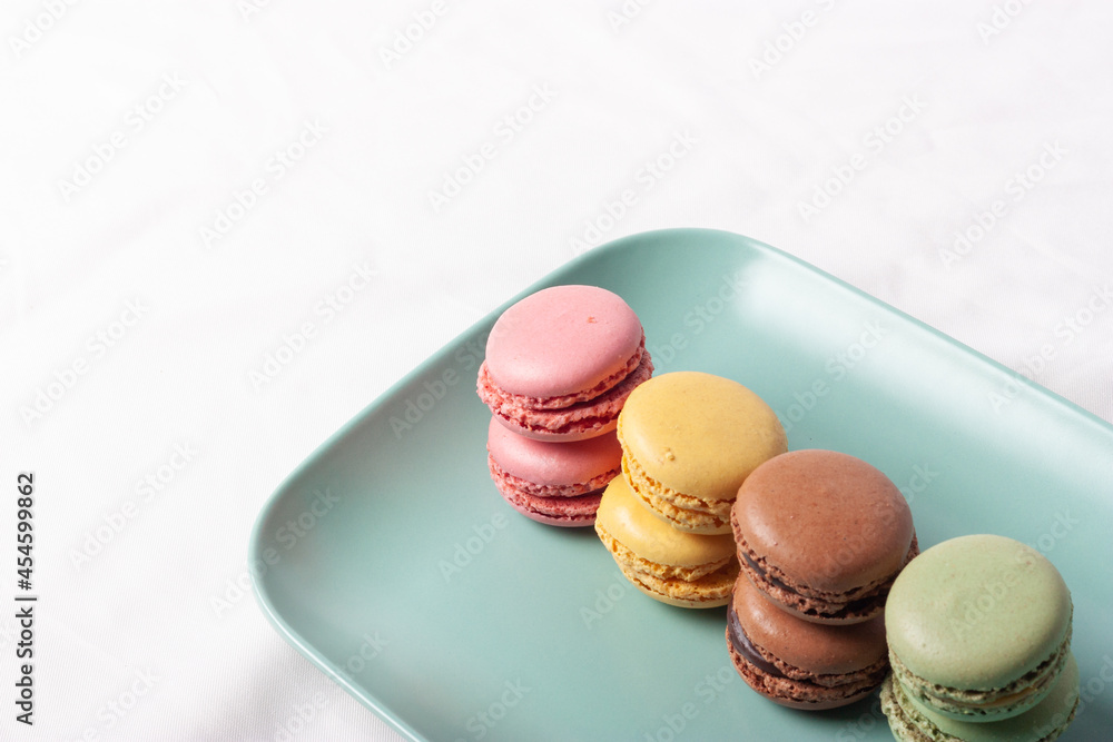 Macarons de colores sobre fondo blanco. Concepto gastronomía repostería ...