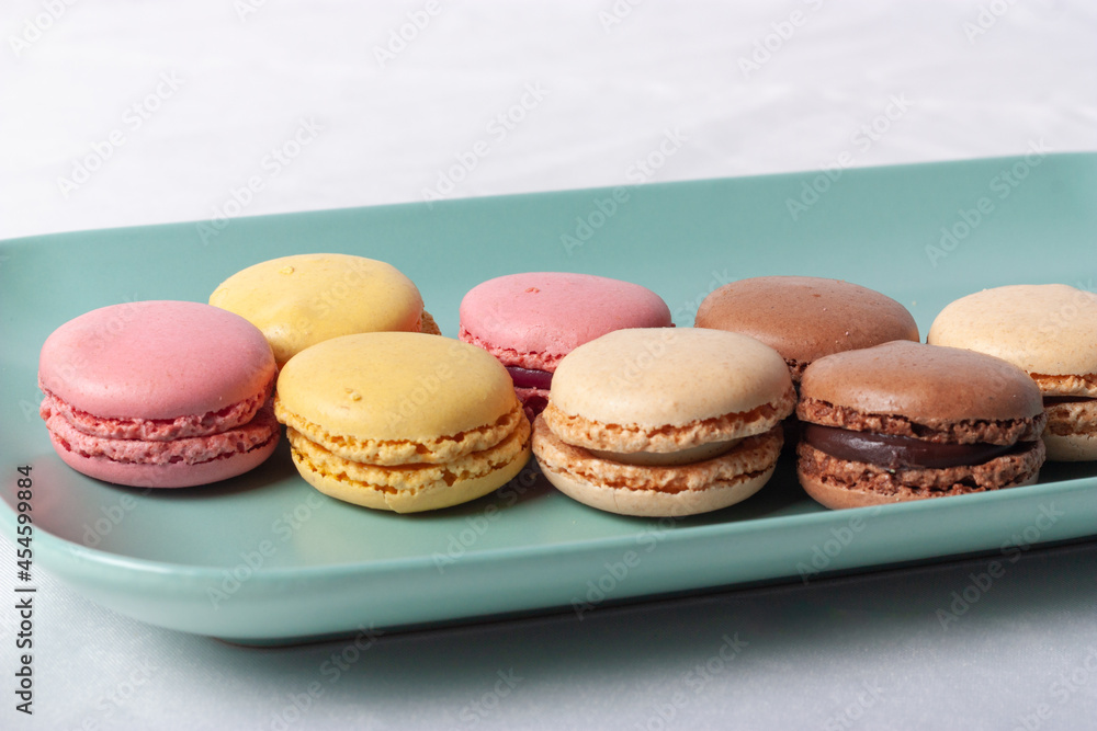 Macarons de colores sobre fondo blanco. Concepto gastronomía repostería ...