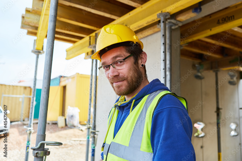 Handwerker mit Schutzhelm auf der Baustelle Stock Photo | Adobe Stock