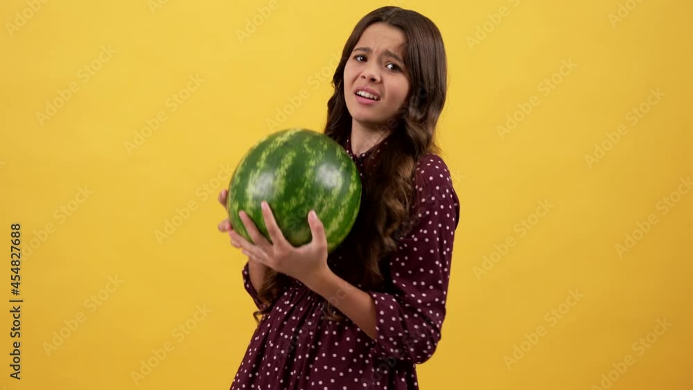 confused teen girl taking heavy water melon, watermelon vídeo do Stock ...