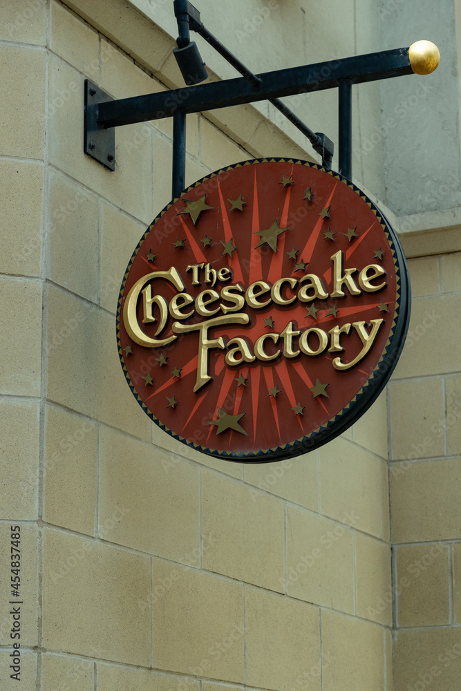 Foto de The Cheesecake Factory restaurant building exterior signs in ...
