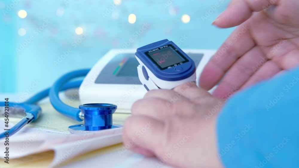 Video „household medical device pulse oximeter for measuring oxygen in ...