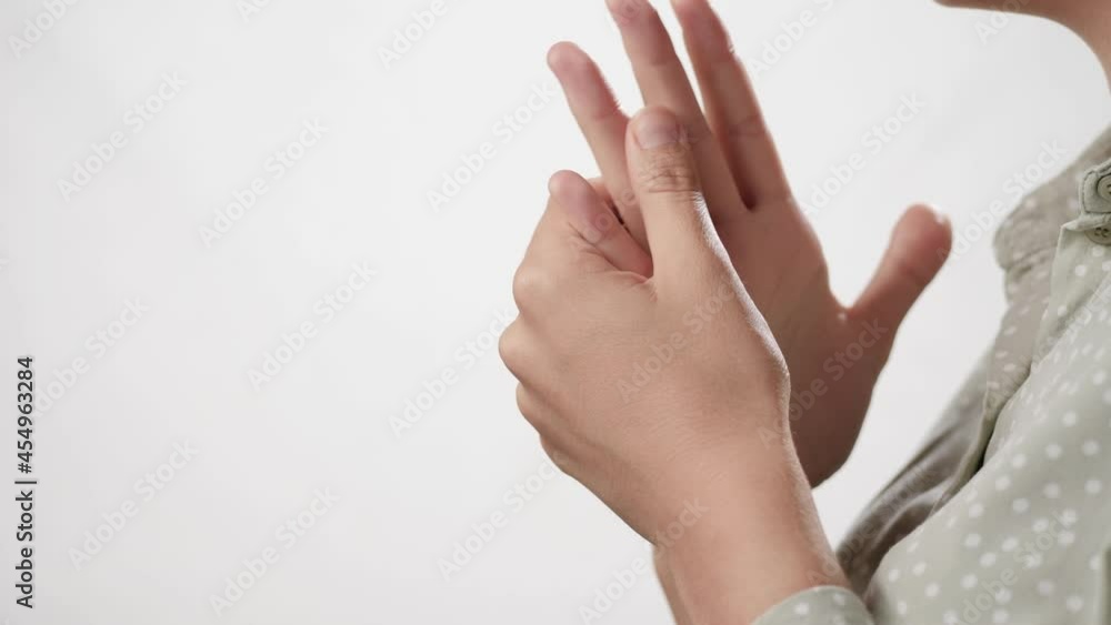 Vidéo Stock Pain and snapping fingers. Female hand tries to stretch ...