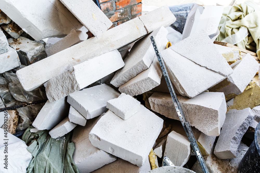 Foto de Construction waste from fragments of aerated concrete slabs ...