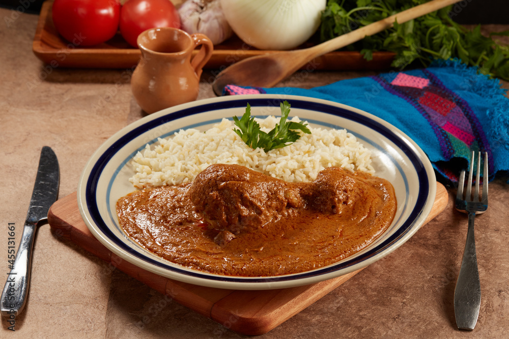 Pollo en pipián rojo con arroz blanco, platillo mexicano. Stock Photo ...
