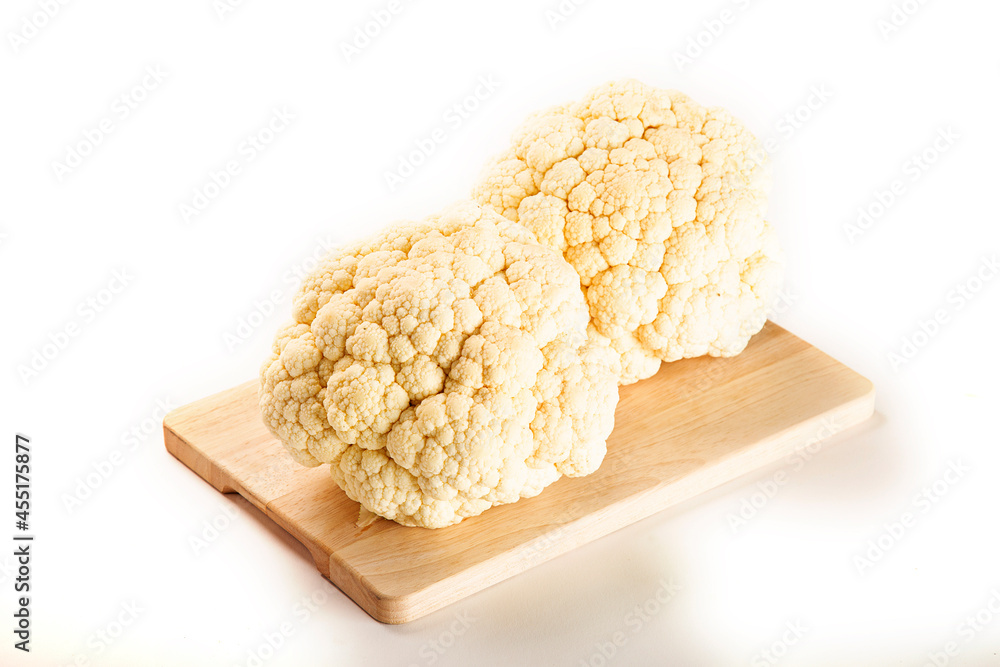 coliflor sobre tabla de cortar de madera de bambu. aislada fondo blanco ...