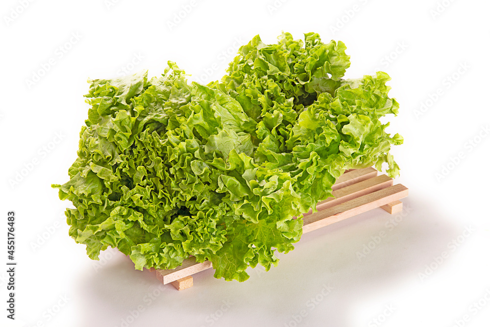 lechuga rizada sobre tabla de madera. aislada fondo blanco Stock Photo ...
