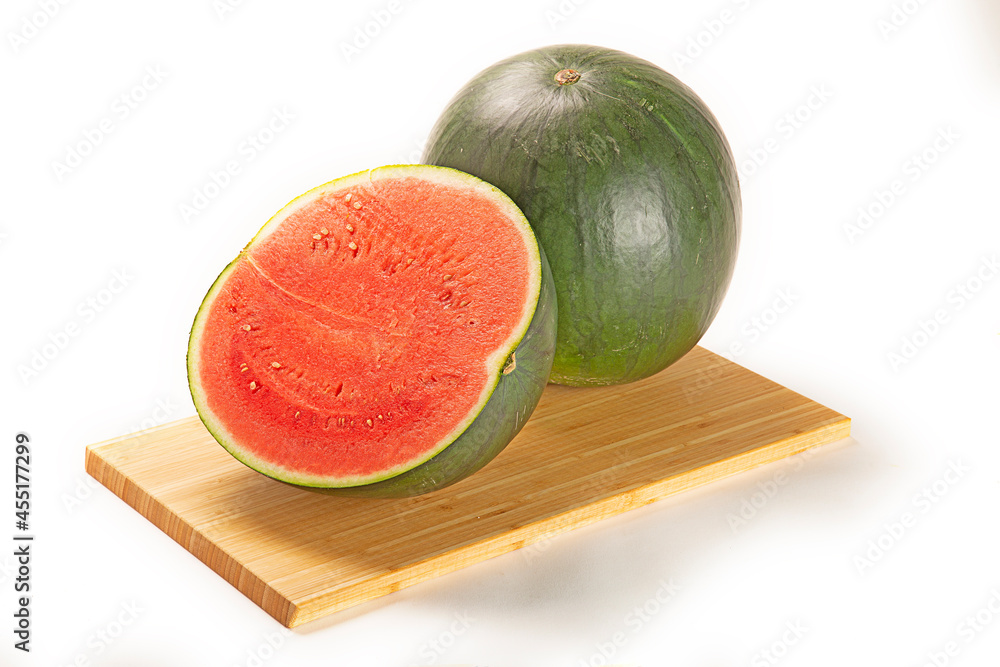 sandía cortada y sandía entera sobre tabla de madera fondo blanco Stock ...