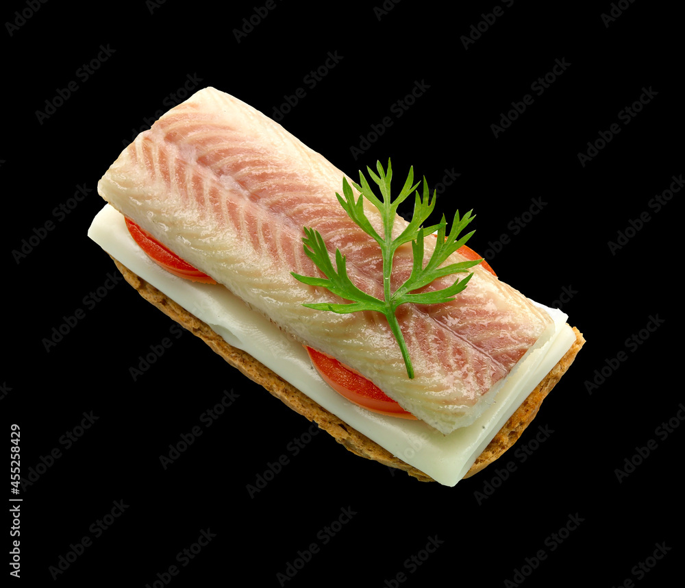 Tapa de pescado ahumado y queso brie sobre fondo negro. Smoked fish and ...