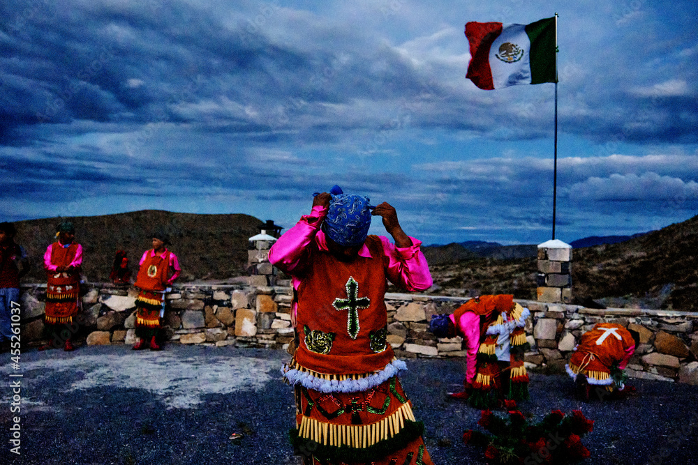 Poster Traditional Mexican dancers getting ready for a performance with ...