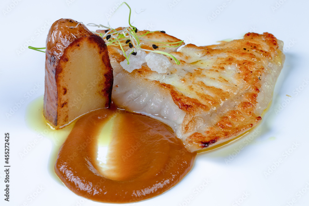 Rodaballo asado en su jugo con tofee de cebolla morada de Zalla y ...