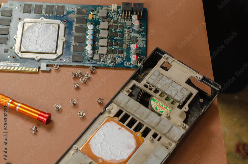 Foto de Gigabyte NVidia GeForce brand graphics card on brown background ...