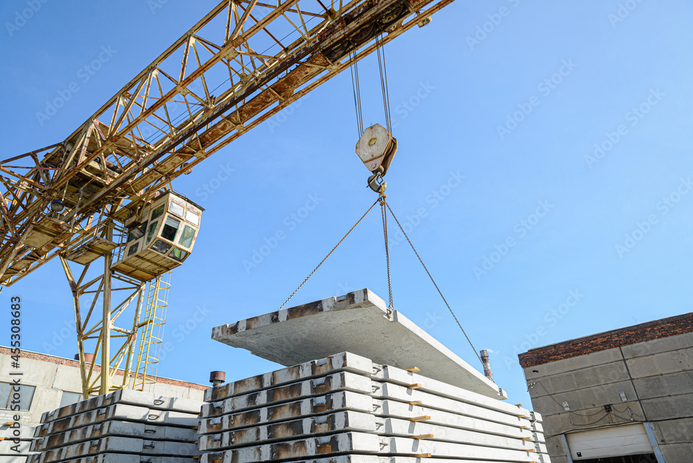 The gantry crane moves the reinforced concrete road slab. Factory ...
