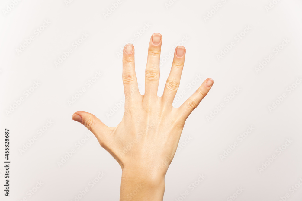 Mano señal de numero 5, numero 5 con la mano. Fondo blanco Stock Photo ...