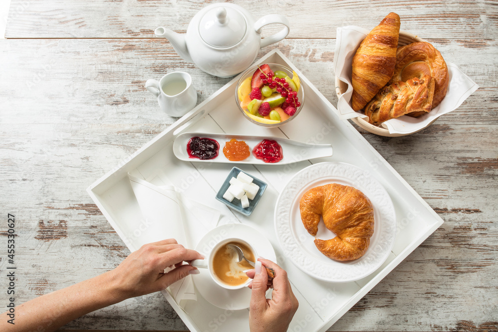 Foto de Desayuno con fruta, café con leche, mermeladas y cruasanes ...